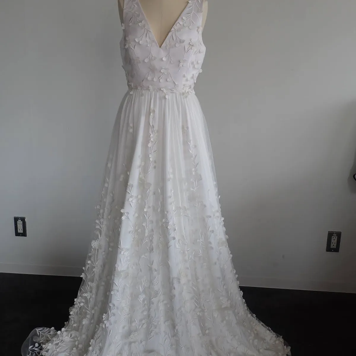 Alexandragrecco Iris Gown Floral｜Alexandra Grecco(アレクサンドラ グレッコ)のウェディングドレス