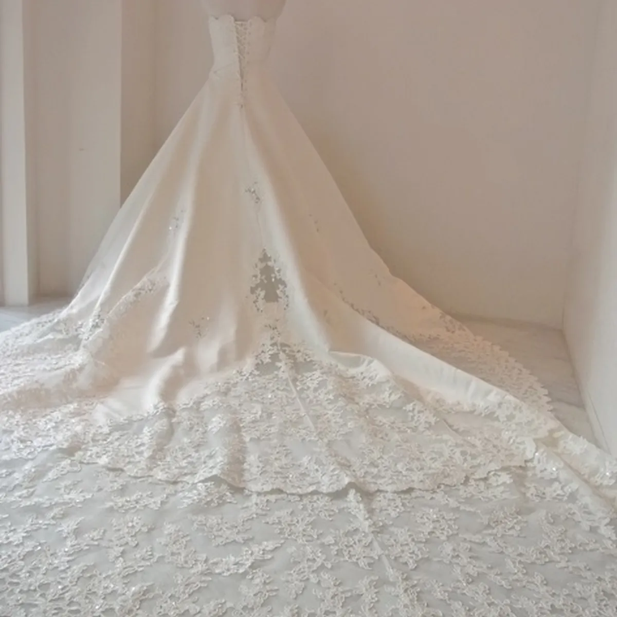 LAH1387 ANNIE｜Les Fees couture(レフェクチュール)のウェディングドレス